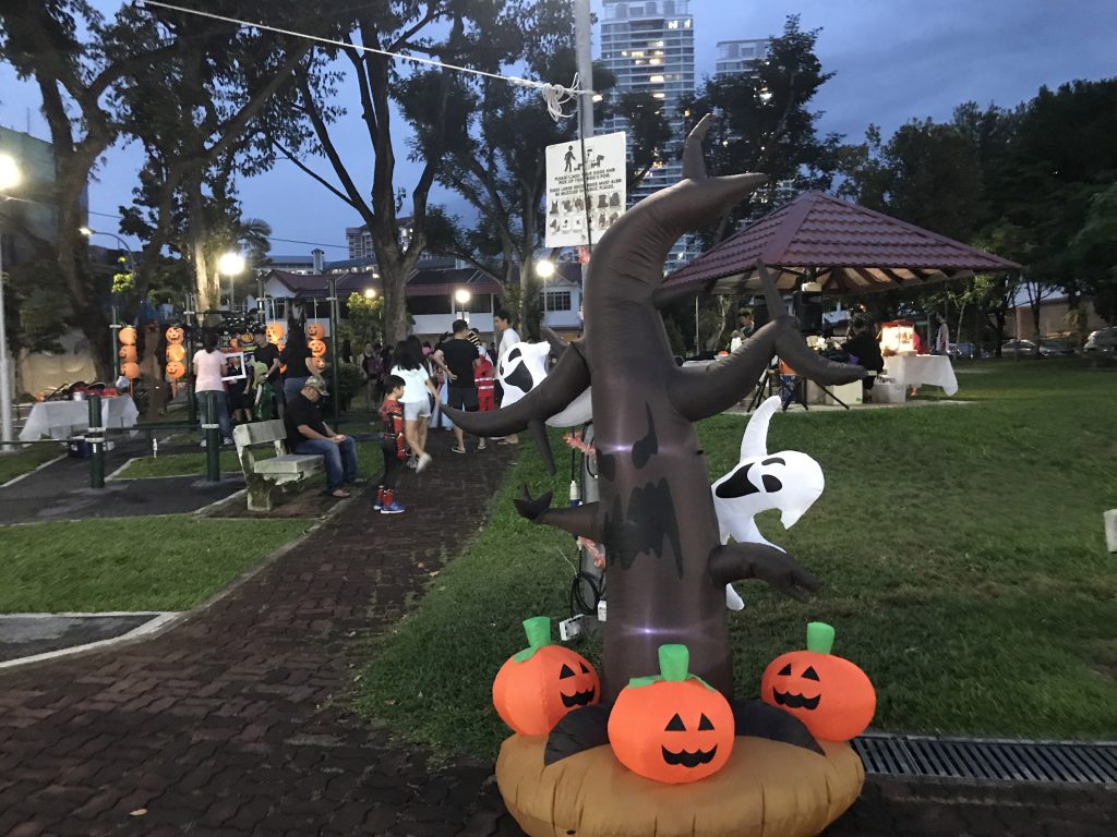 Haunted Tree inflatable // Halloween Decorations – Mascot Rental for ...