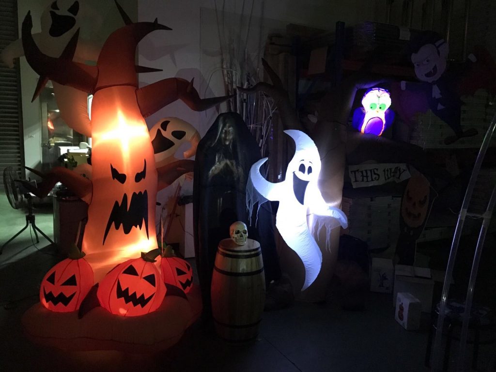 Haunted Tree inflatable // Halloween Decorations – Mascot Rental for ...